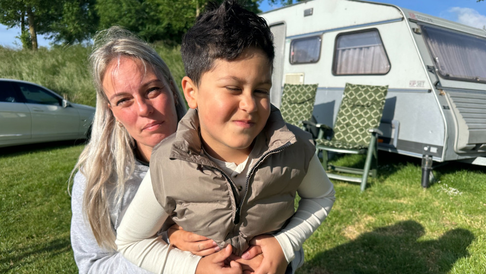 Talitha woont met zoontje noodgedwongen op camping: "Het is ontiegelijk ...