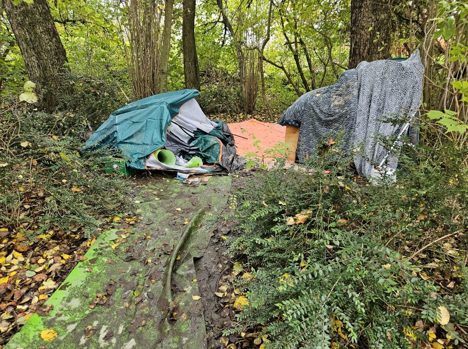 Vandalen vernielen tenten voor daklozen, Patricia zet nieuwe neer en ...